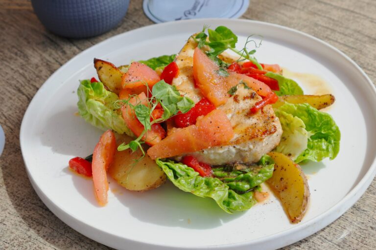 Gegrilde Zwaardvisfilet met gemsla, geroosterde aardappel en salsa ...